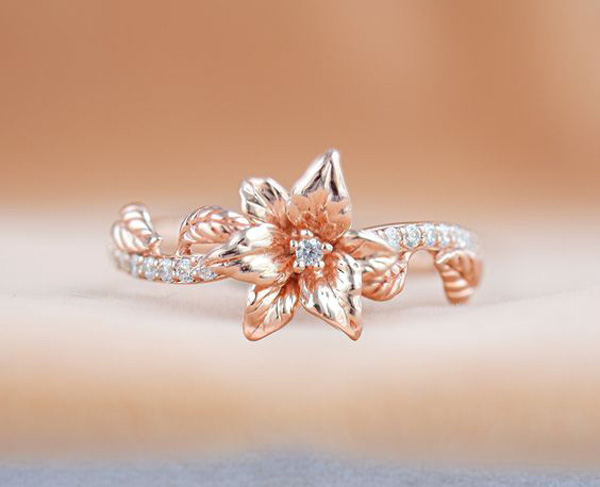 جذابیت و ظرافتی بی پایان را در این ۳۸ مدل انگشتر طلا طرح گل زنبق زنانه جدید ۱۴۰۲ پیدا کن - ماگرتا